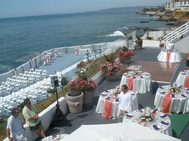 Inn at Sunset Cliffs Offers a Panoramic View of the Ocean and the ...